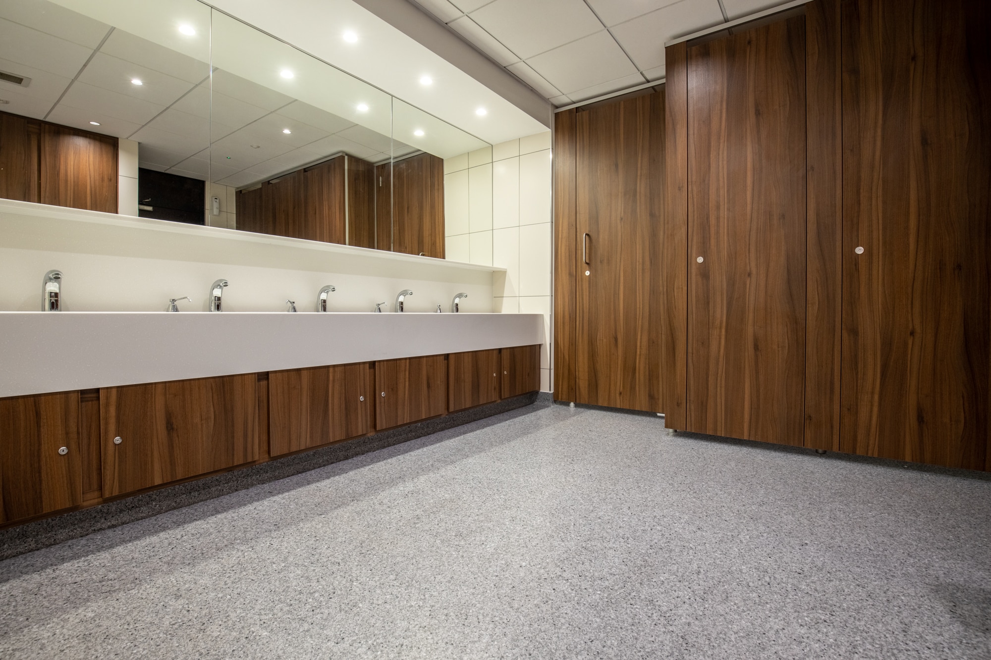 Flake Resin Flooring System | RESYN
